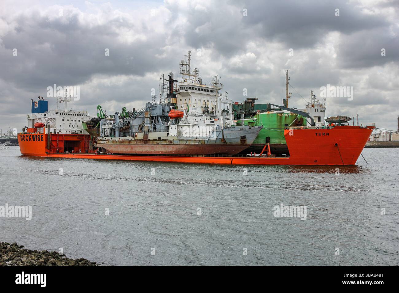Dockwise semi-submersible heavy load deck cargo ship Tern in the port ...