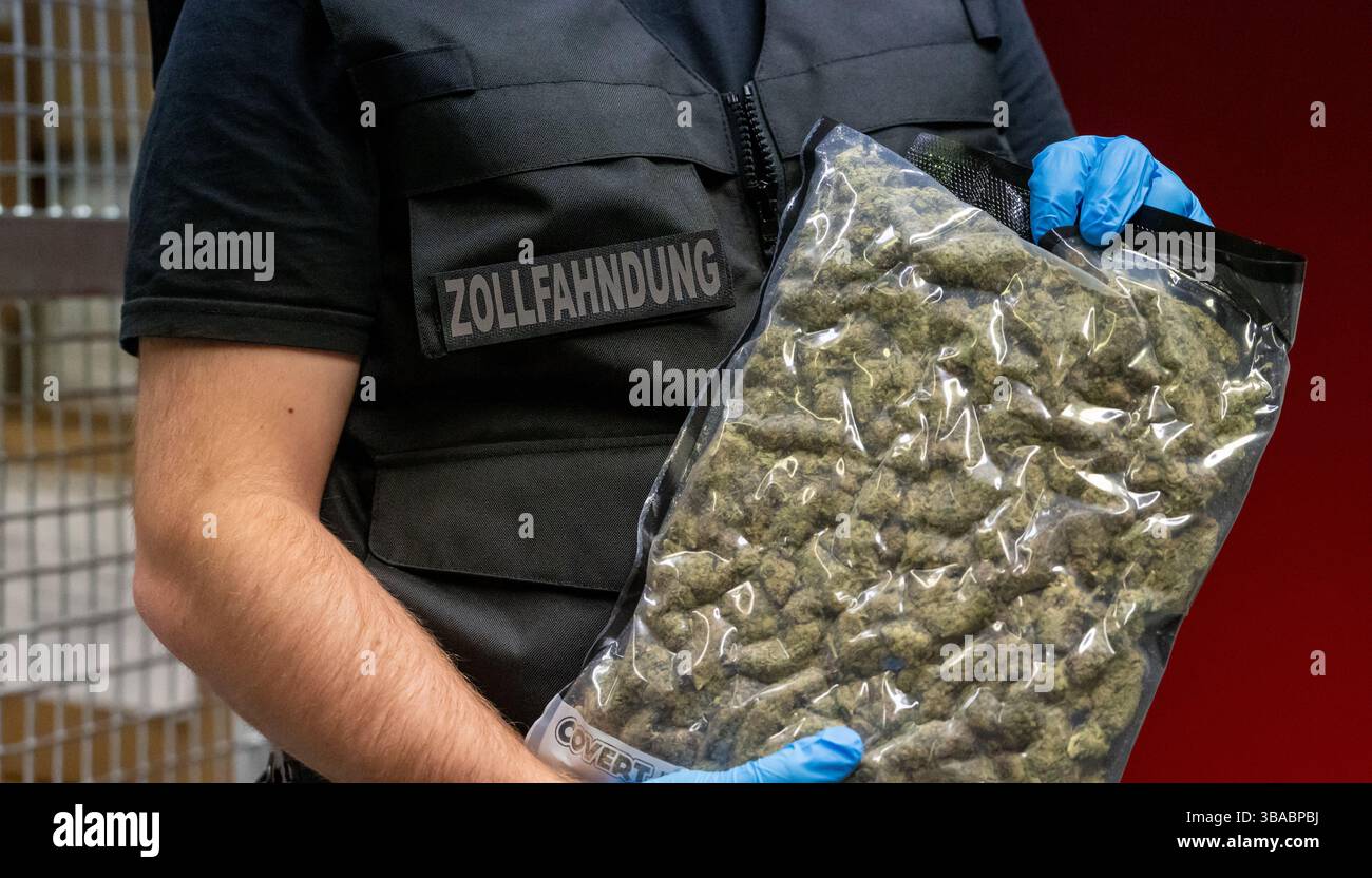 PRODUCTION - 12 May 2025, Bavaria, Munich: A customs investigator ...