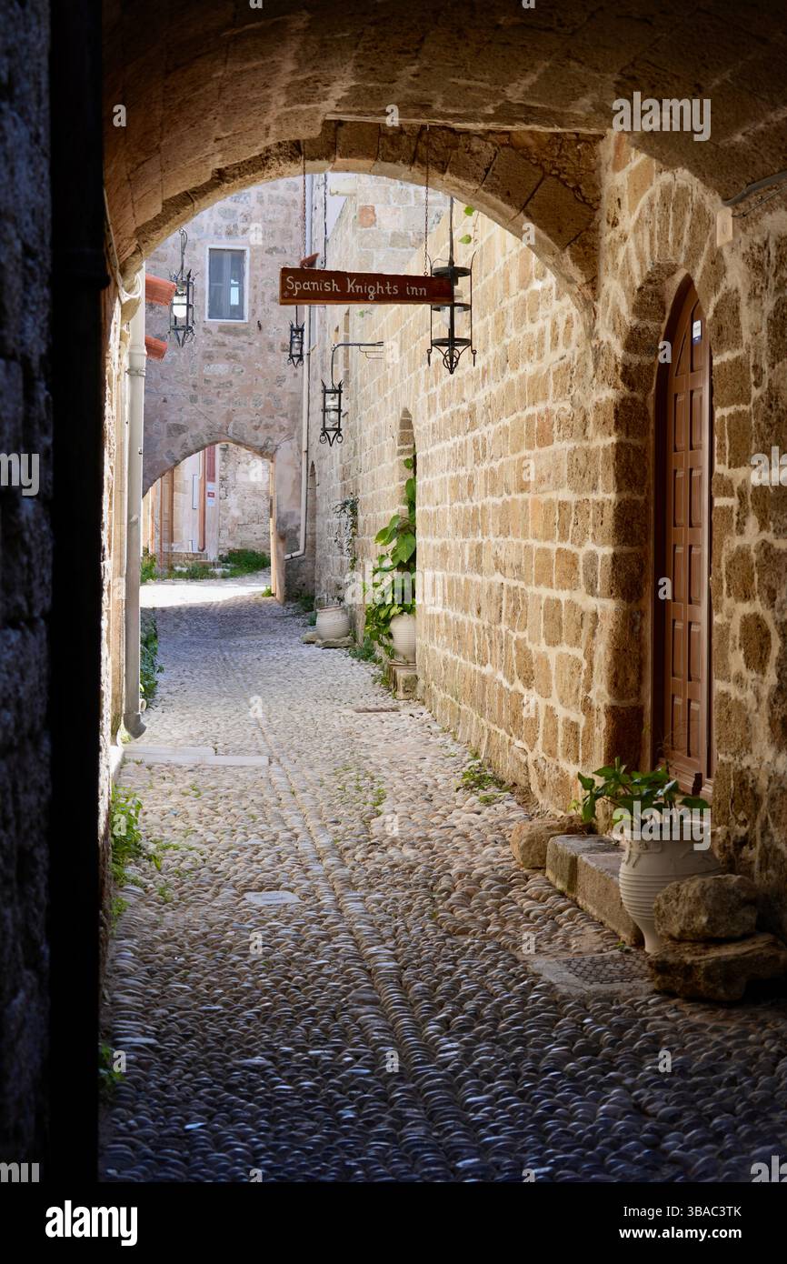 Traditional Cobbled alleyway next to The Spanish Knights Inn Stock ...