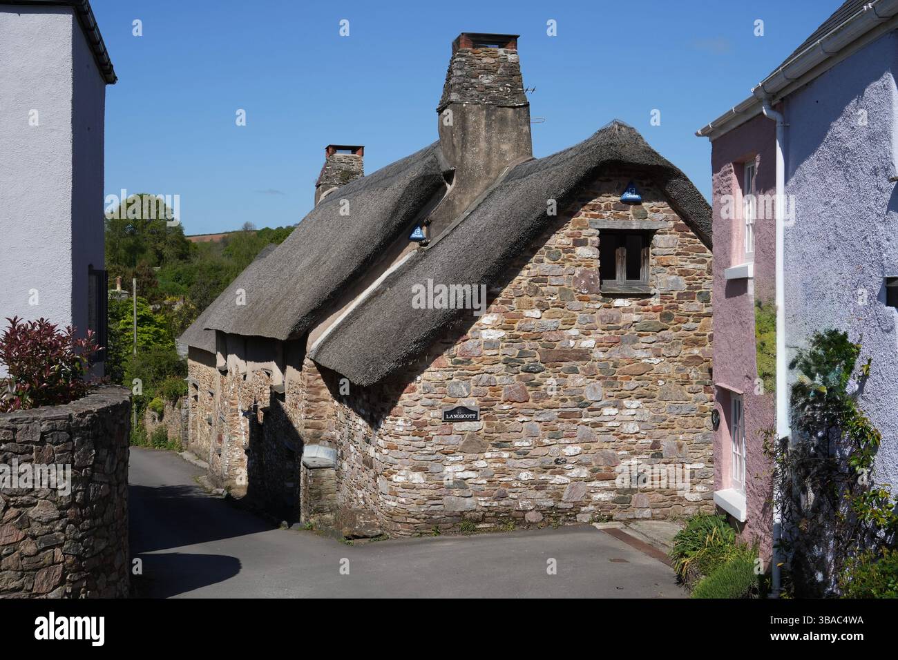 Traditional village Stone cottage with thatched roof Stock Photo - Alamy