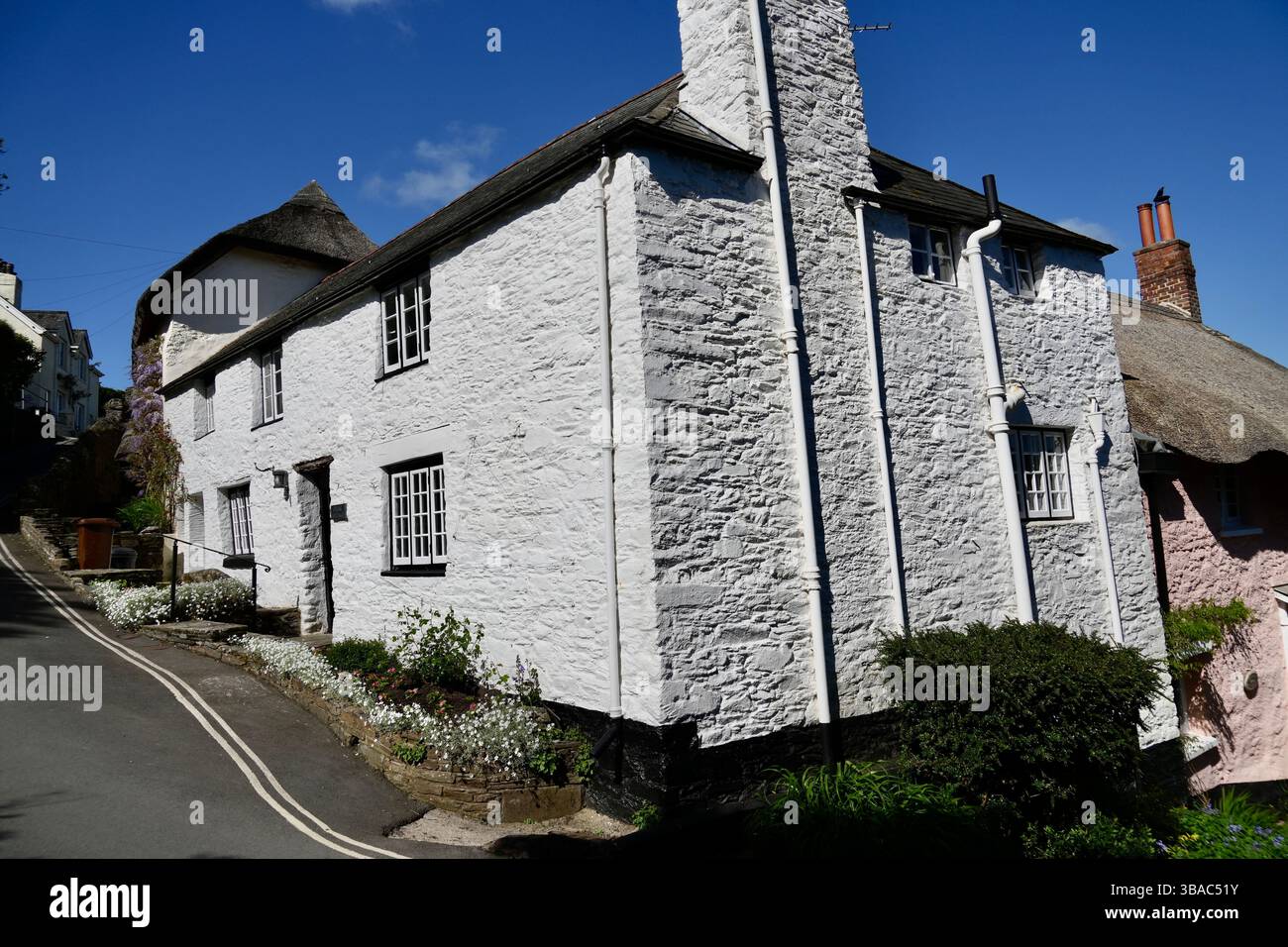 Traditional village Stone cottage with thatched roof Stock Photo - Alamy