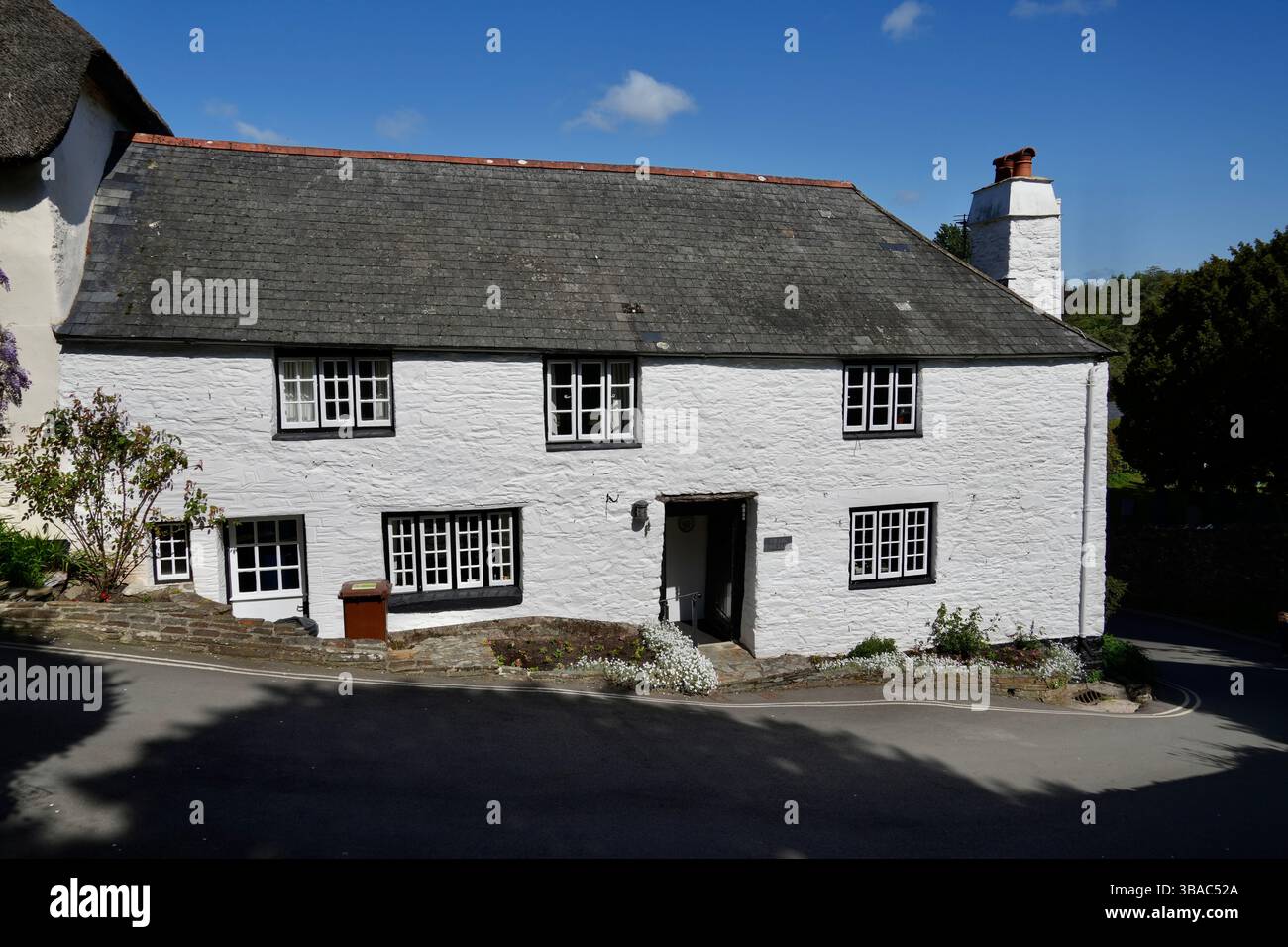Traditional village Stone cottage with thatched roof Stock Photo - Alamy