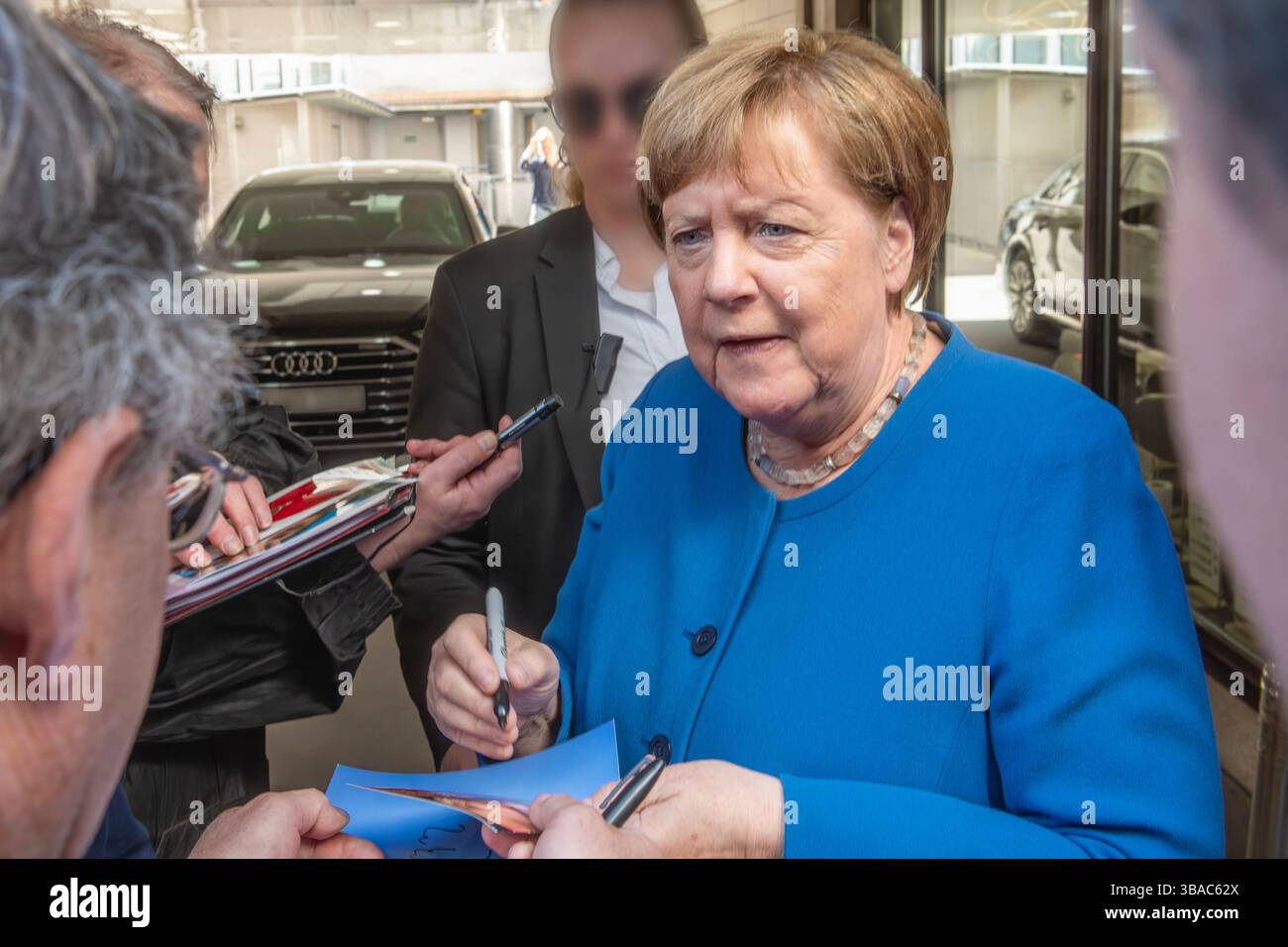 Angela Merkel, Ex-Bundeskanzlerin, gibt wartenden Fans Autogramme, nach ...