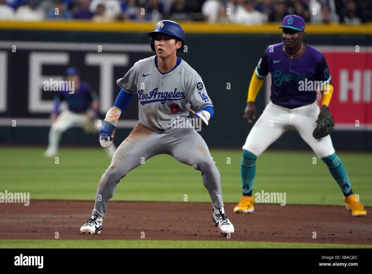 Los Angeles Dodgers second base Hyeseong Kim (6) against the Arizona ...