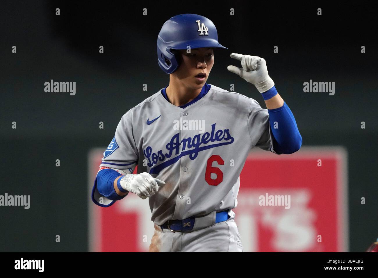 Los Angeles Dodgers second base Hyeseong Kim (6) against the Arizona ...