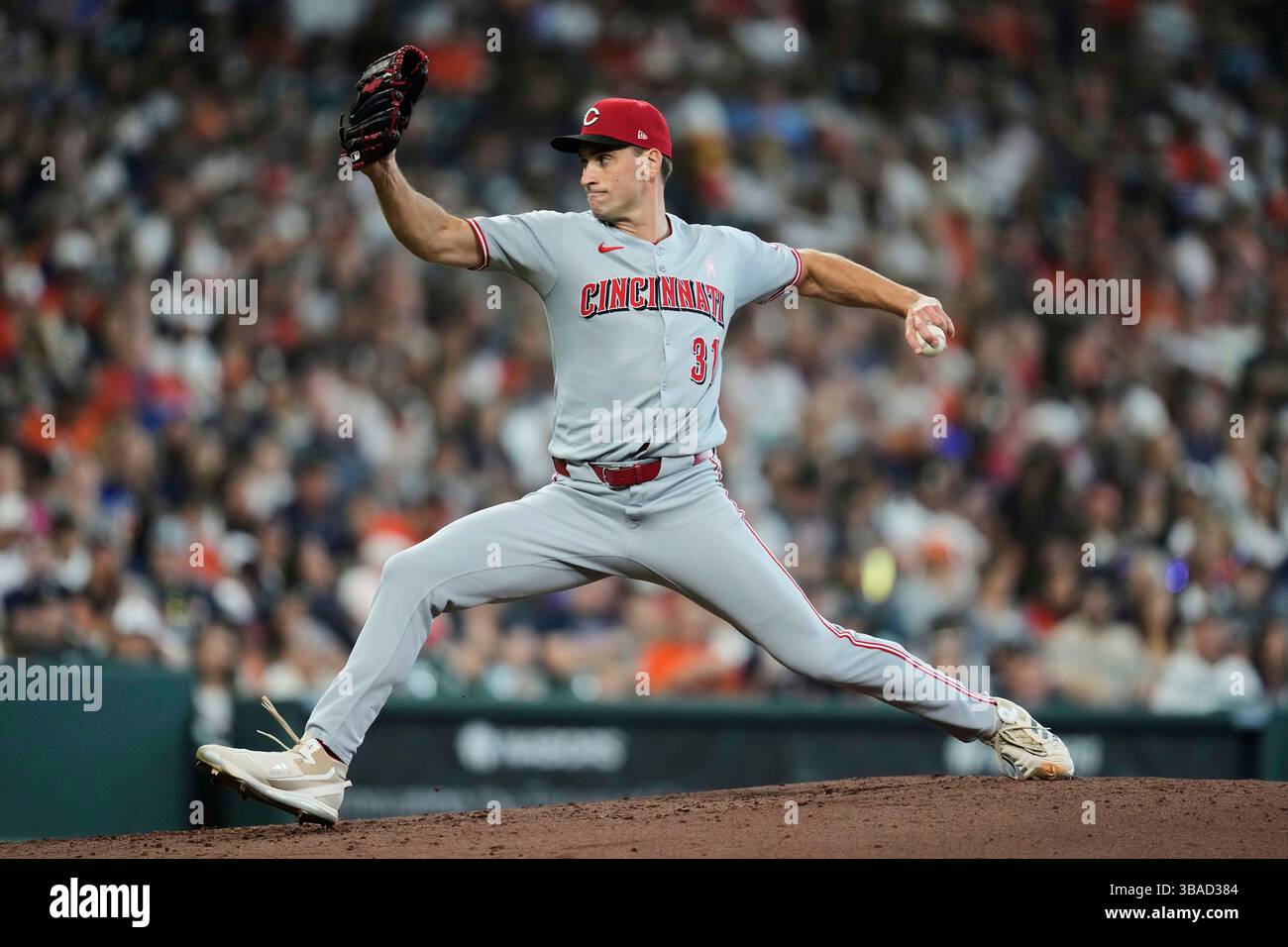 Cincinnati Reds relief pitcher Brent Suter (31) throws during a ...