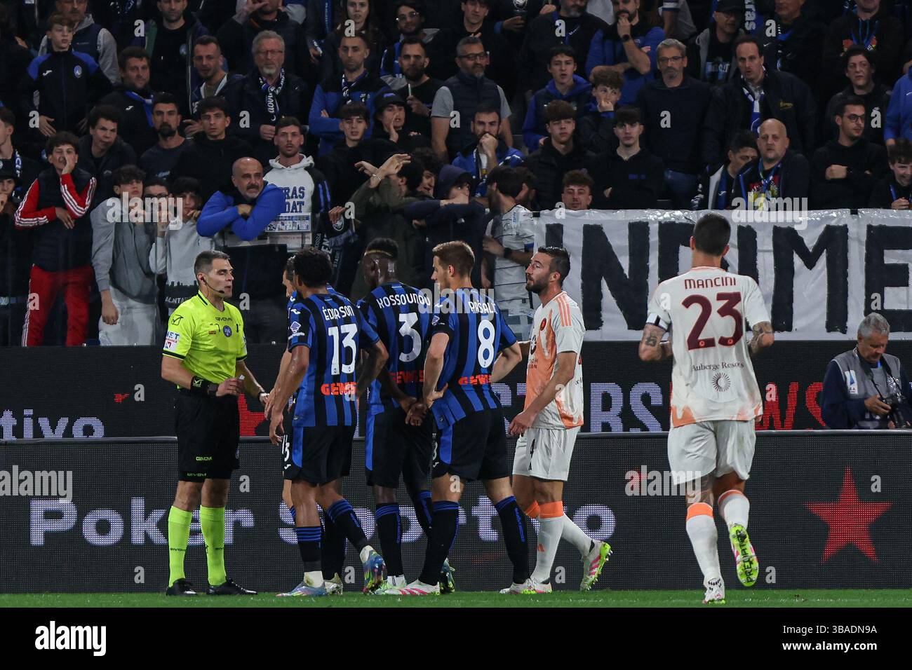 Referee mr Simone Sozza and Atalanta players during the Serie A Enilive ...
