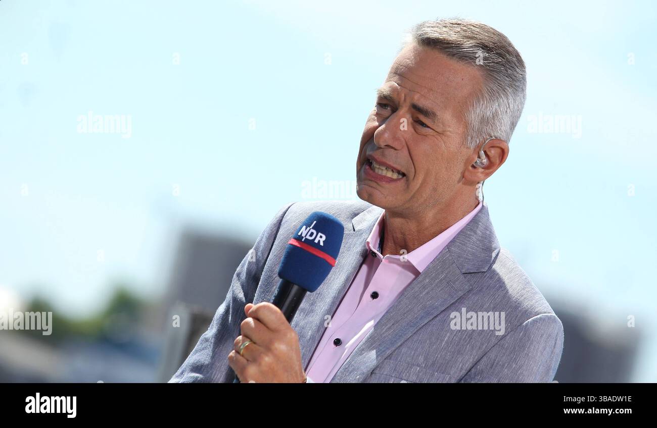 Thomas Görlitzer, Moderator vom Hamburg Journal des NDR, bei einem Interview während der ...
