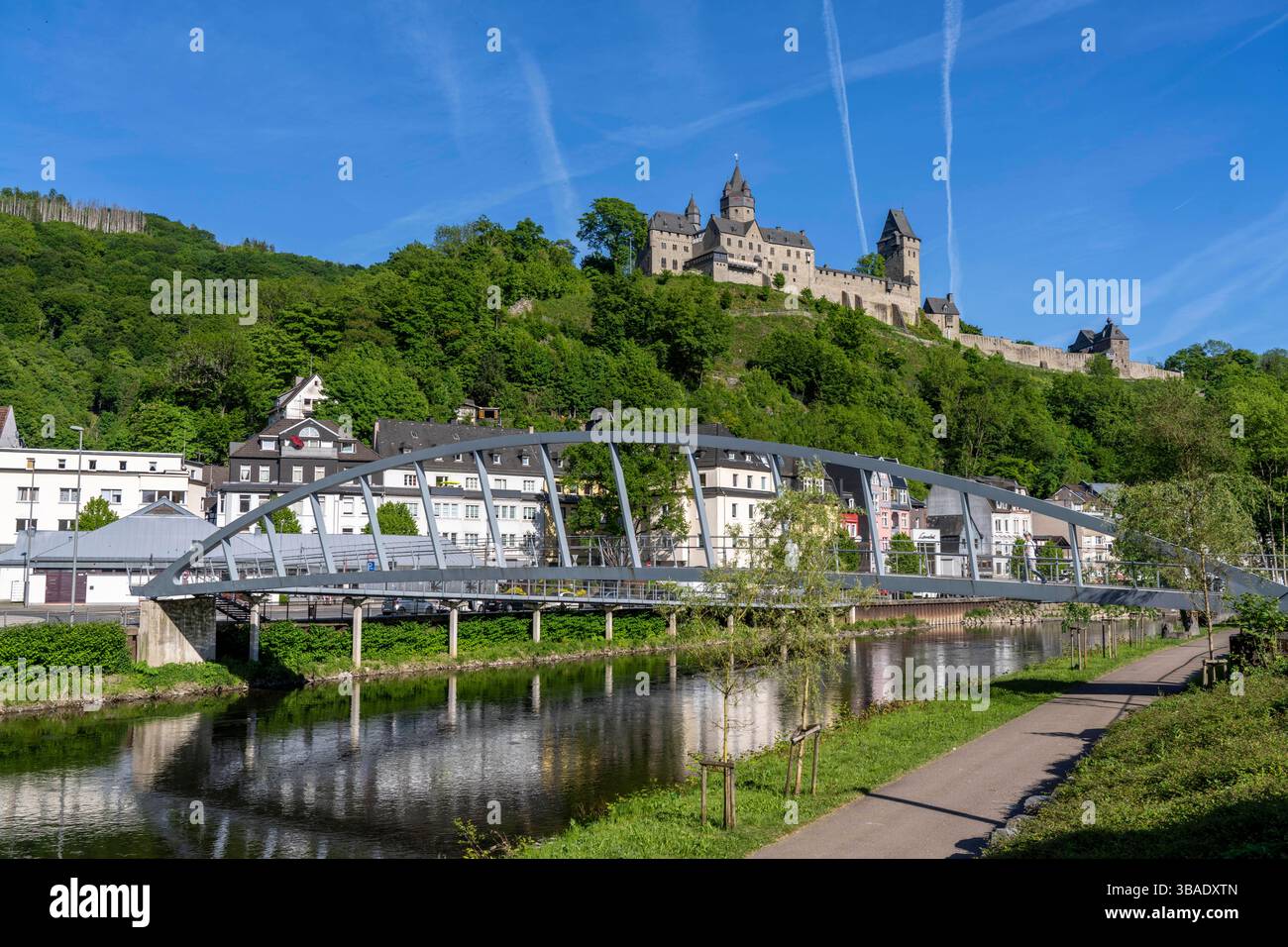 Altena, am Fluss Lenne, oberhalb die Burg Altena, mit der weltweit ...