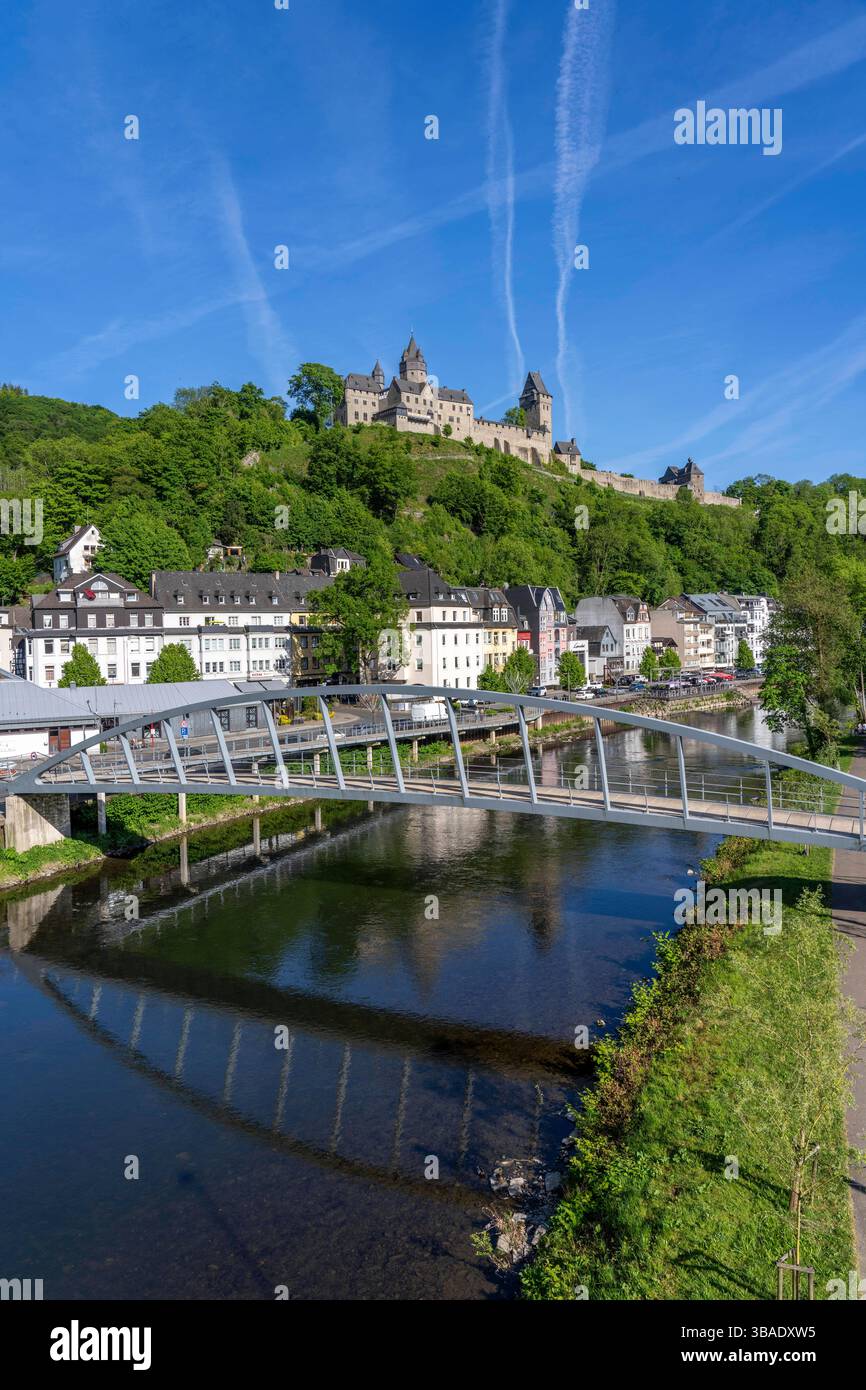 Altena, am Fluss Lenne, oberhalb die Burg Altena, mit der weltweit ...