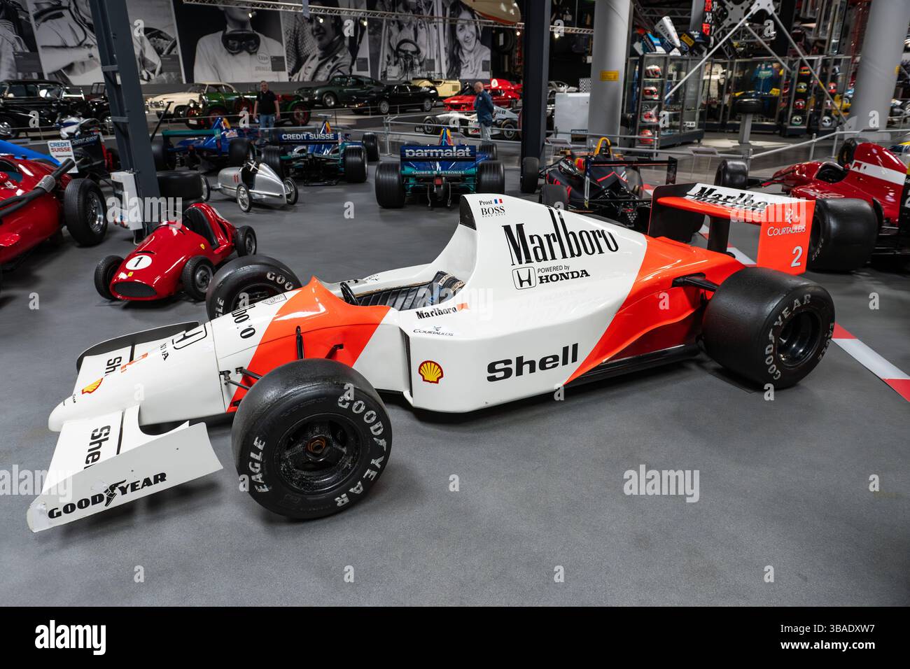 Ein McLaren-Honda MP 4/5 Formel 1 Auto aus dem Jahr 1989 wird im ...