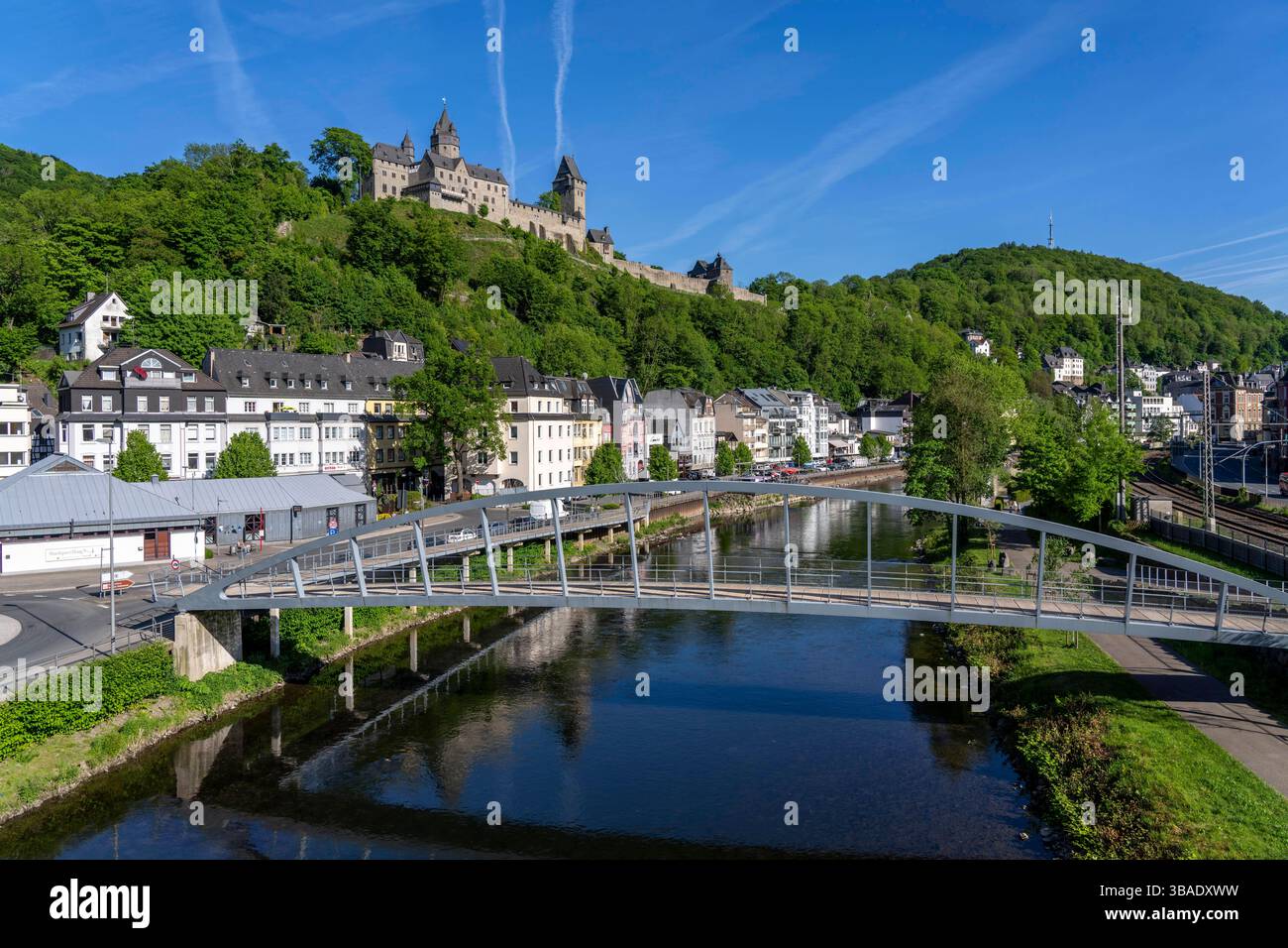 Altena, am Fluss Lenne, oberhalb die Burg Altena, mit der weltweit ...
