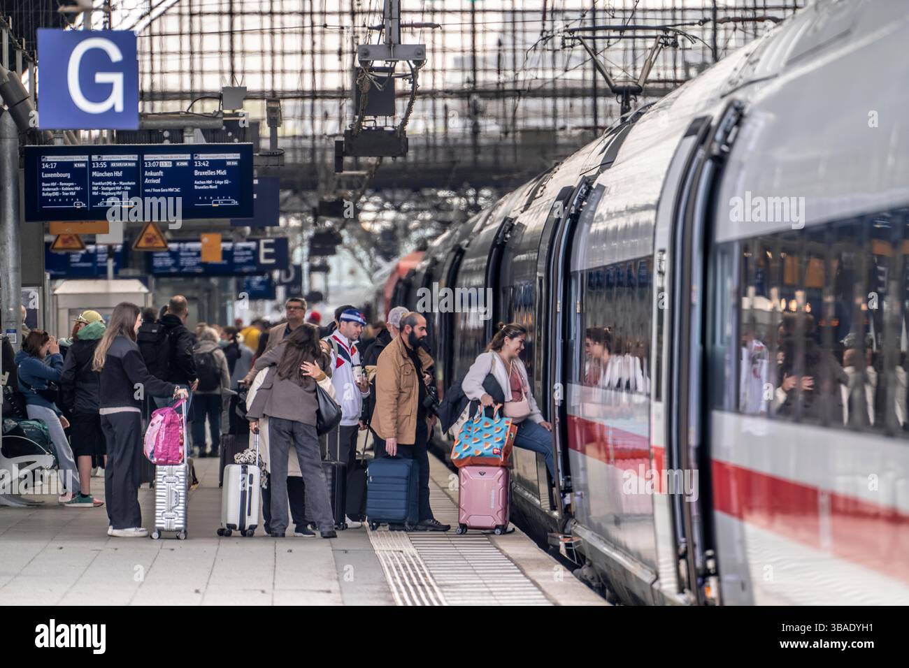 Cologne Central Station, ICE train, boarding, passengers on the ...