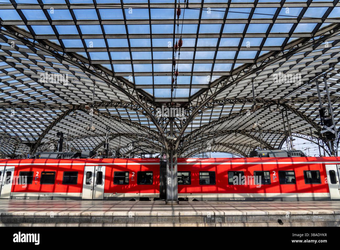 Cologne Central Station, S-Bahn on the platform, North Rhine-Westphalia ...