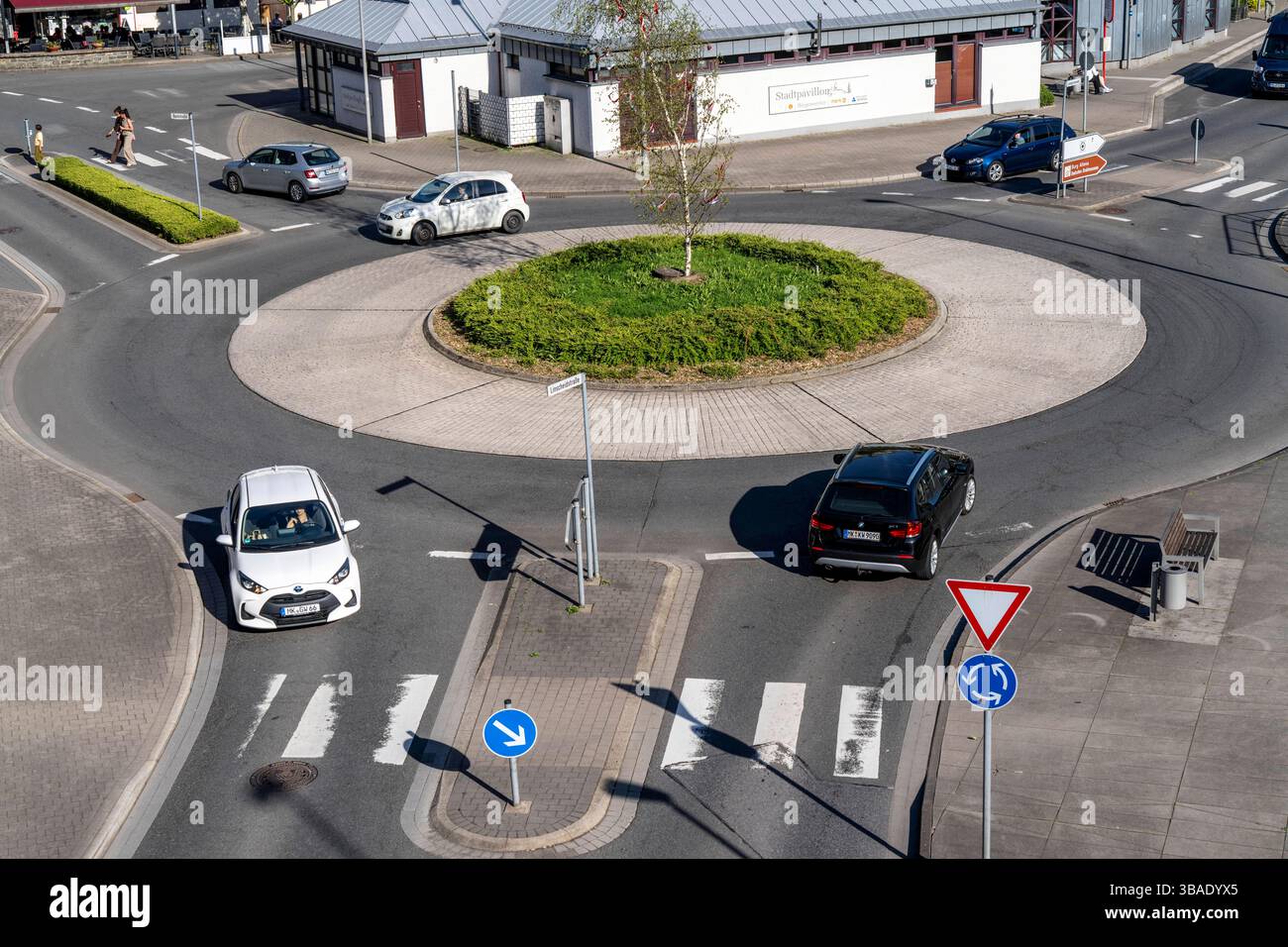 Fahrzeuge in einem Kreisverkehr, Innerstädtisch, Altena, NRW ...