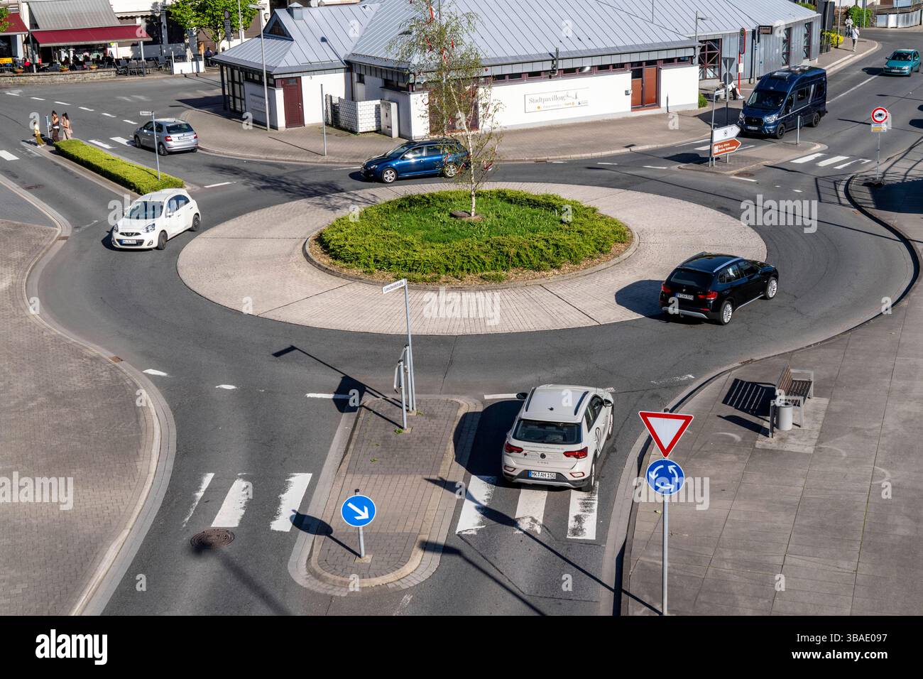 Fahrzeuge in einem Kreisverkehr, Innerstädtisch, Altena, NRW ...
