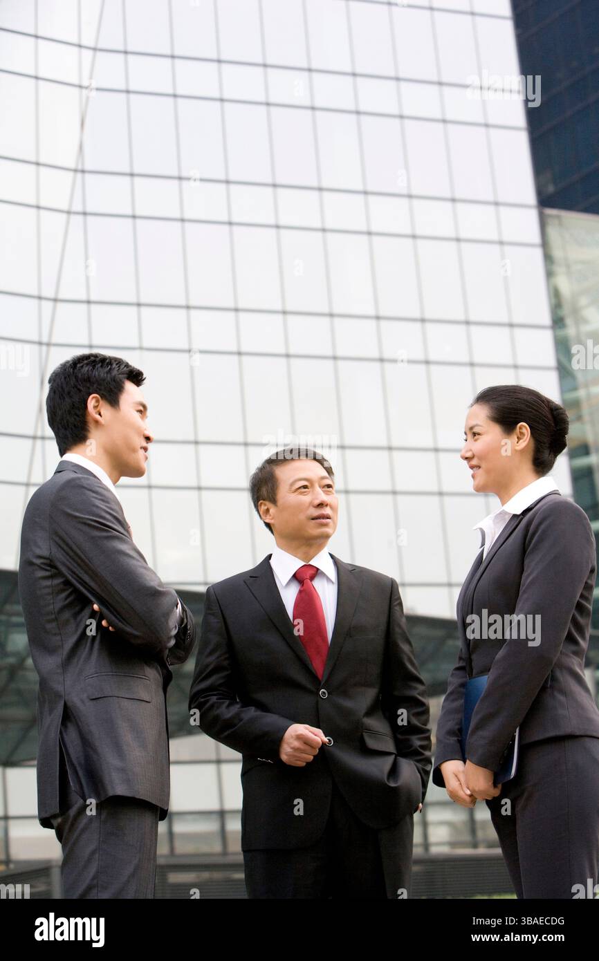 Chinese businessmen in discussion Stock Photo - Alamy
