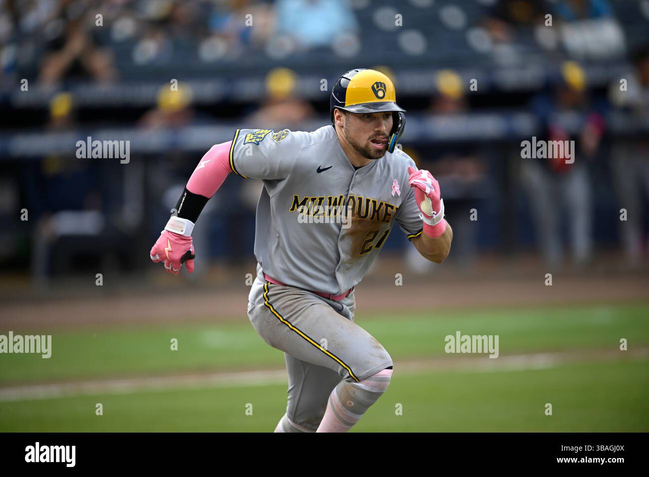 Milwaukee Brewers second base Caleb Durbin (21) runs to first base ...