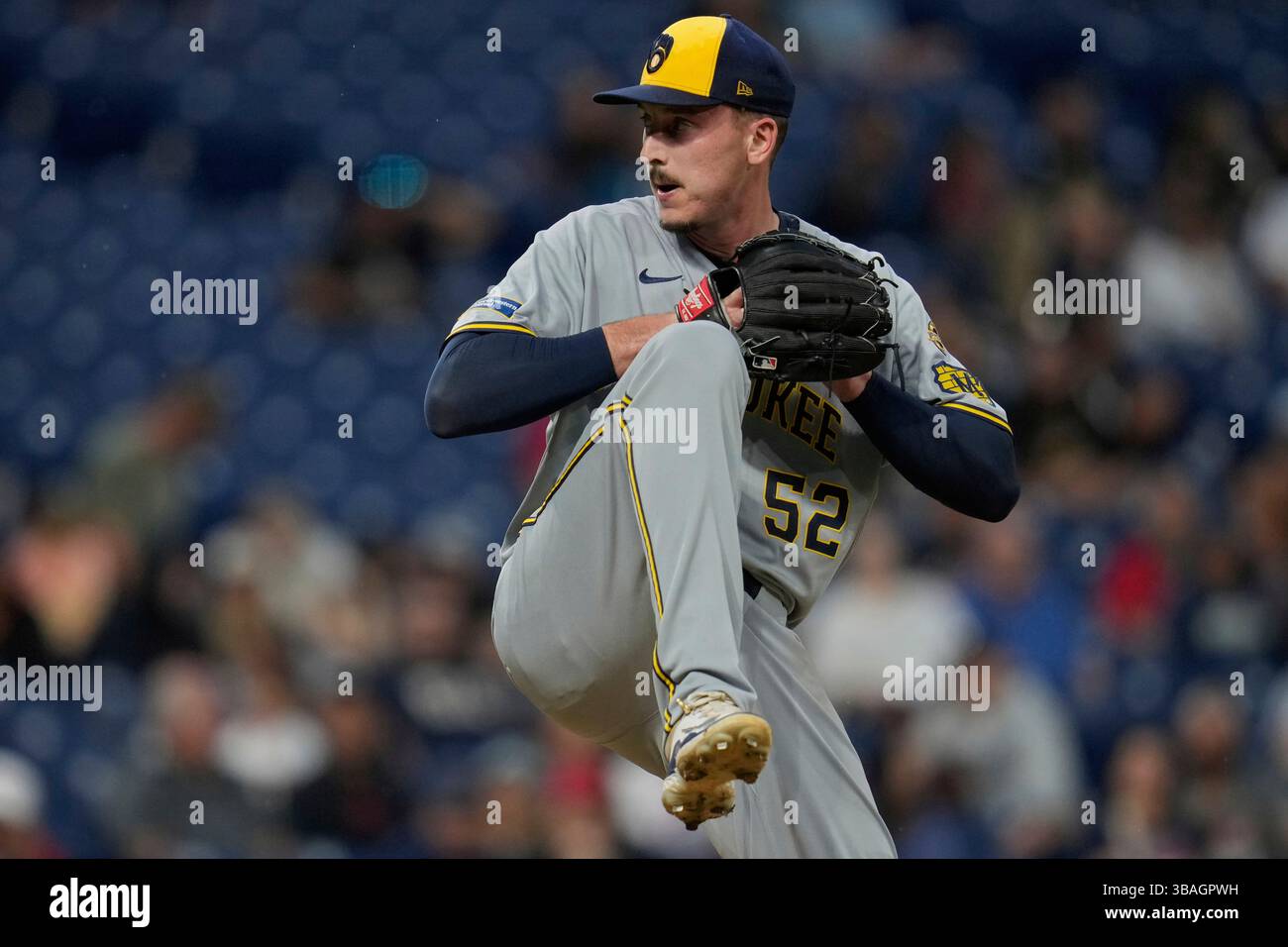 Milwaukee Brewers' Bryan Hudson (52) pitches in the seventh inning of a ...