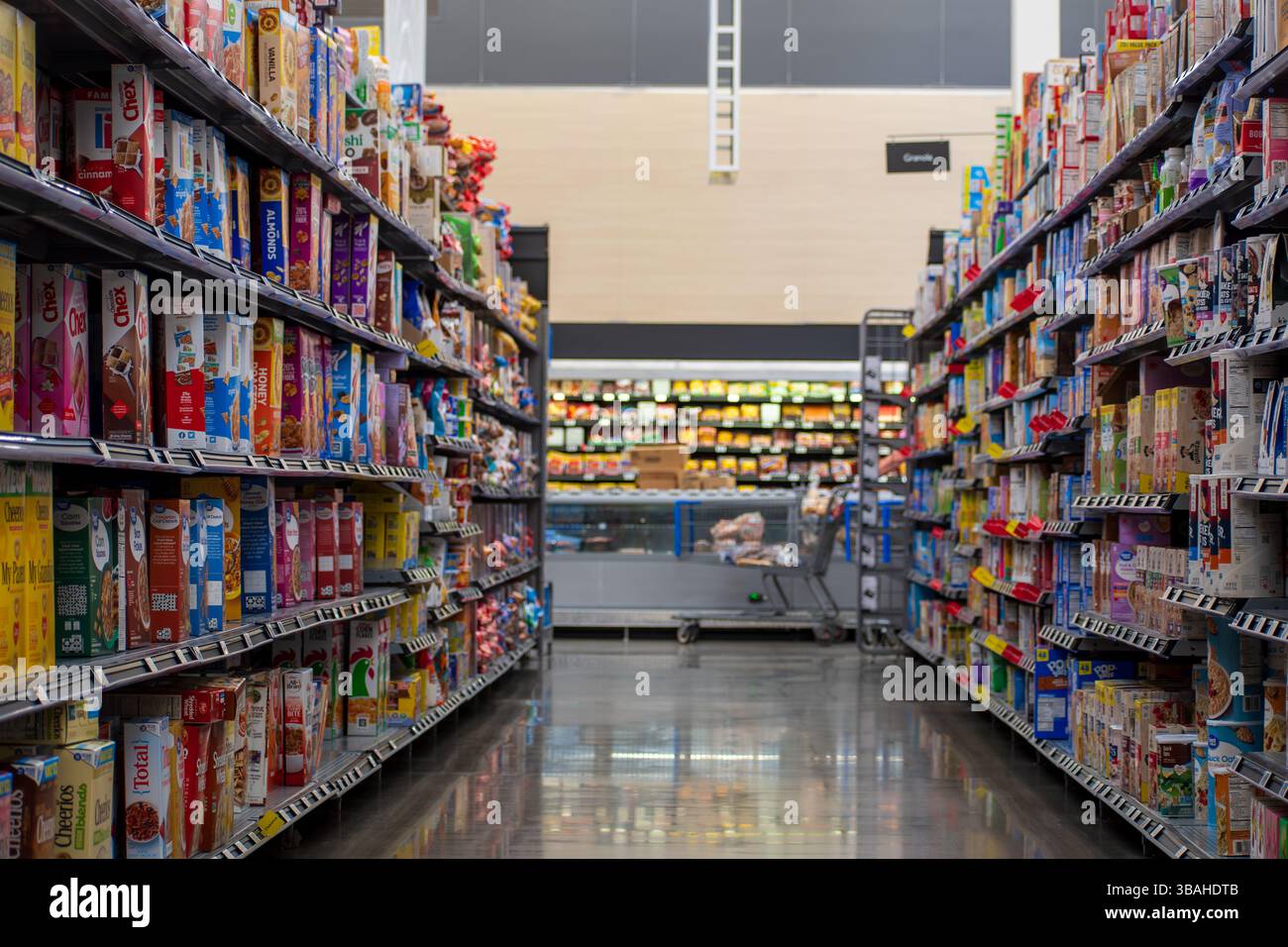 Grocery store aisle hi-res stock photography and images - Alamy