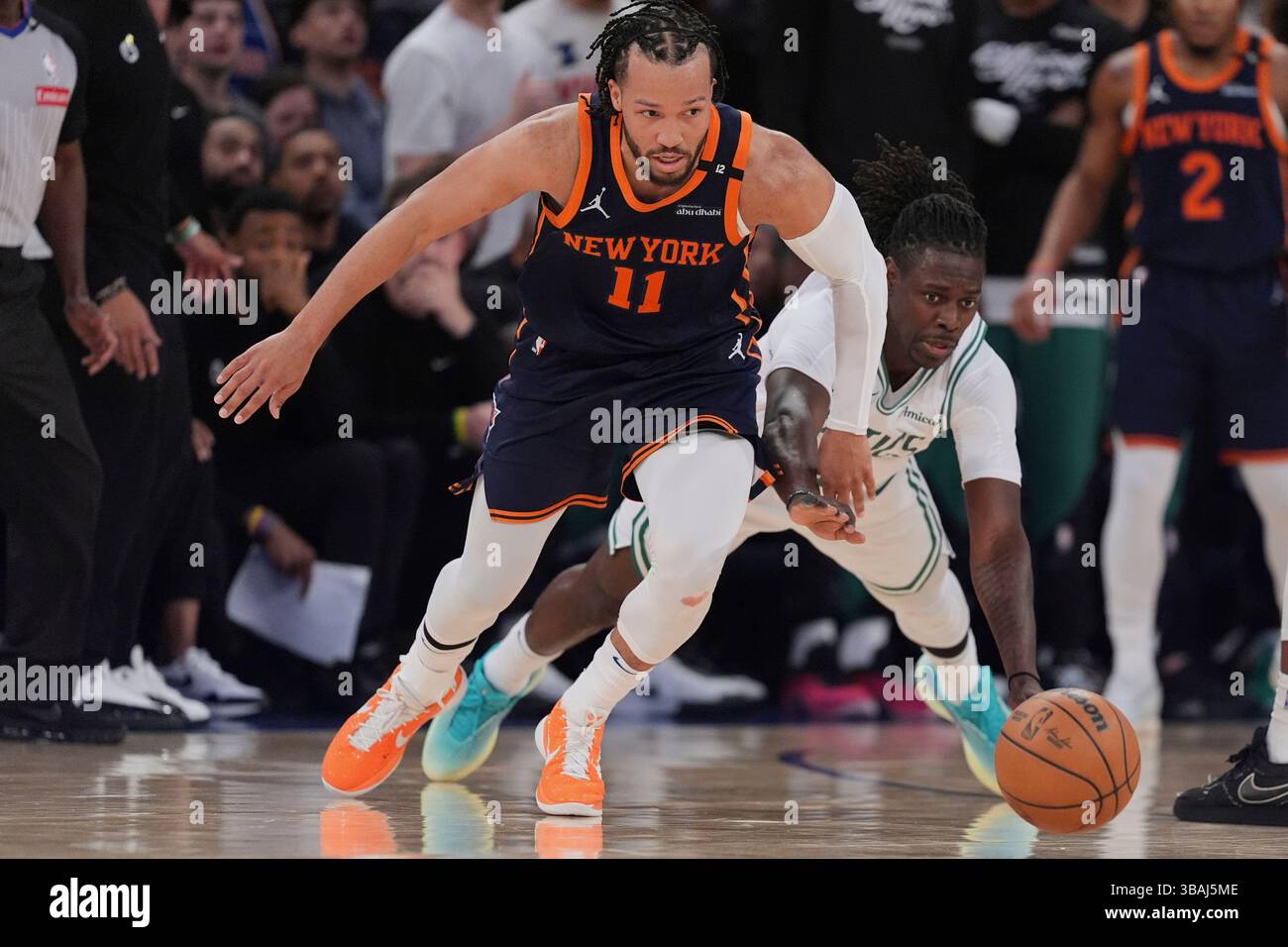 New York Knicks' Jalen Brunson (11) fights for control of the ball with ...