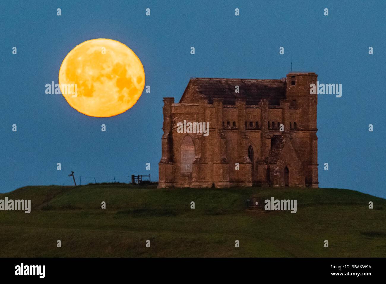 Abbotsbury, Dorset, UK. 13th May 2025. UK Weather. The full flower moon ...