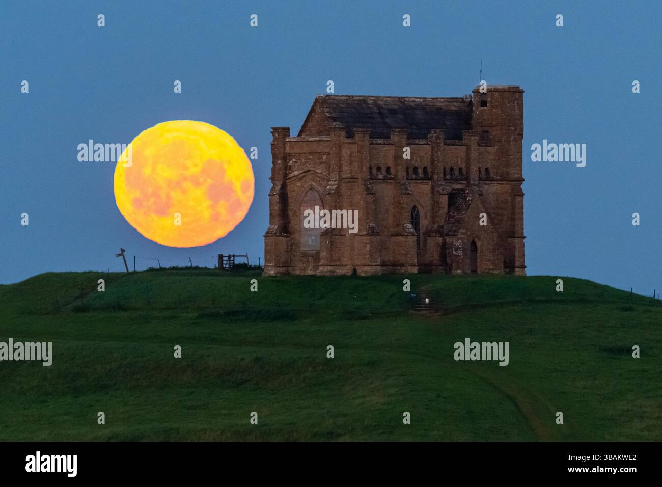 Abbotsbury, Dorset, UK. 13th May 2025. UK Weather. The full flower moon ...