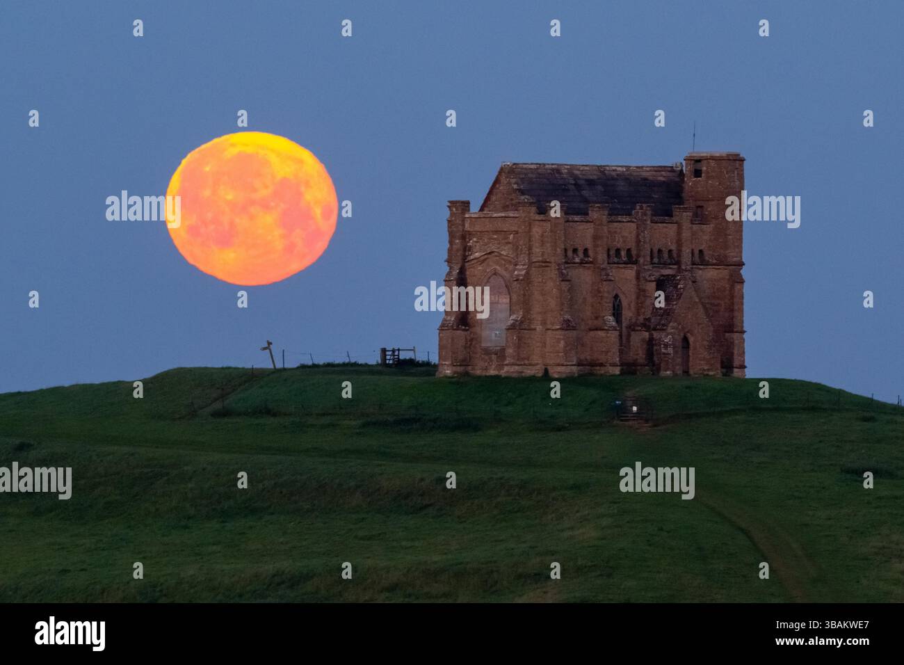 Abbotsbury, Dorset, UK. 13th May 2025. UK Weather. The full flower moon ...