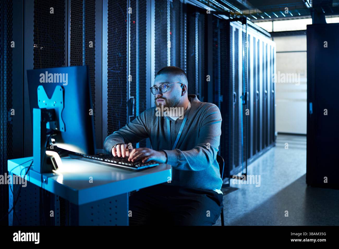 Engineer in data center coding hi-res stock photography and images - Alamy