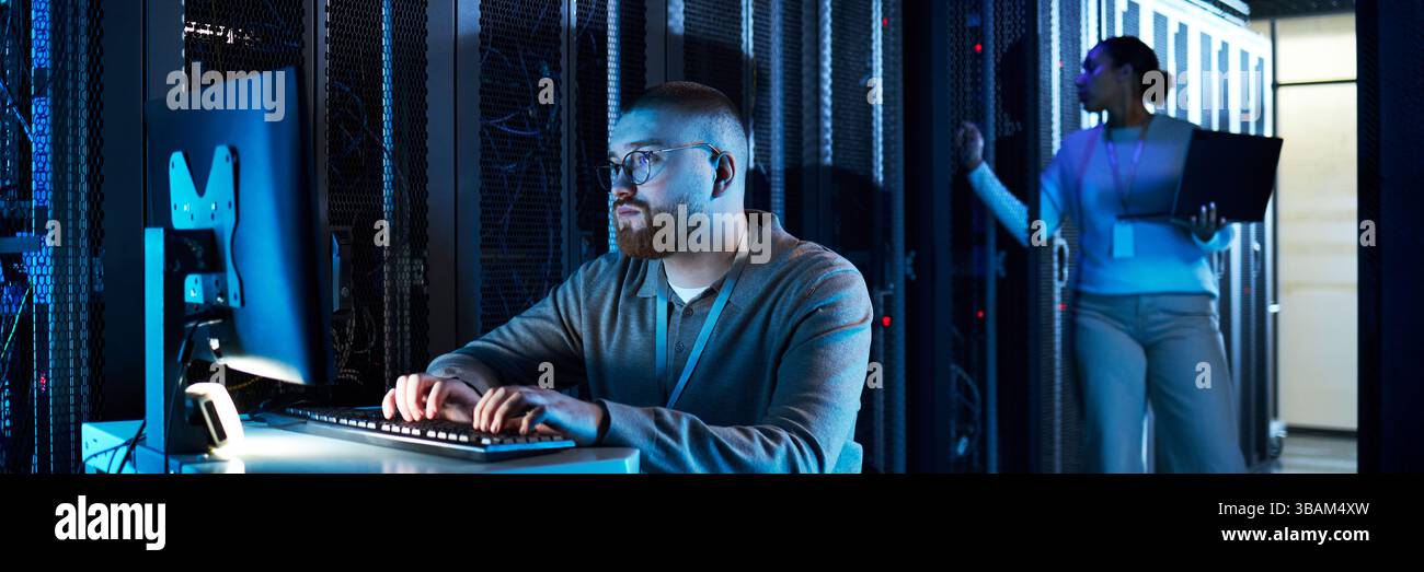 Monitoring server hi-res stock photography and images - Alamy