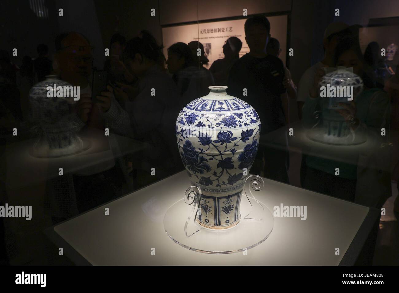 **CHINESE MAINLAND, HONG KONG, MACAU AND TAIWAN OUT** People visit the ...