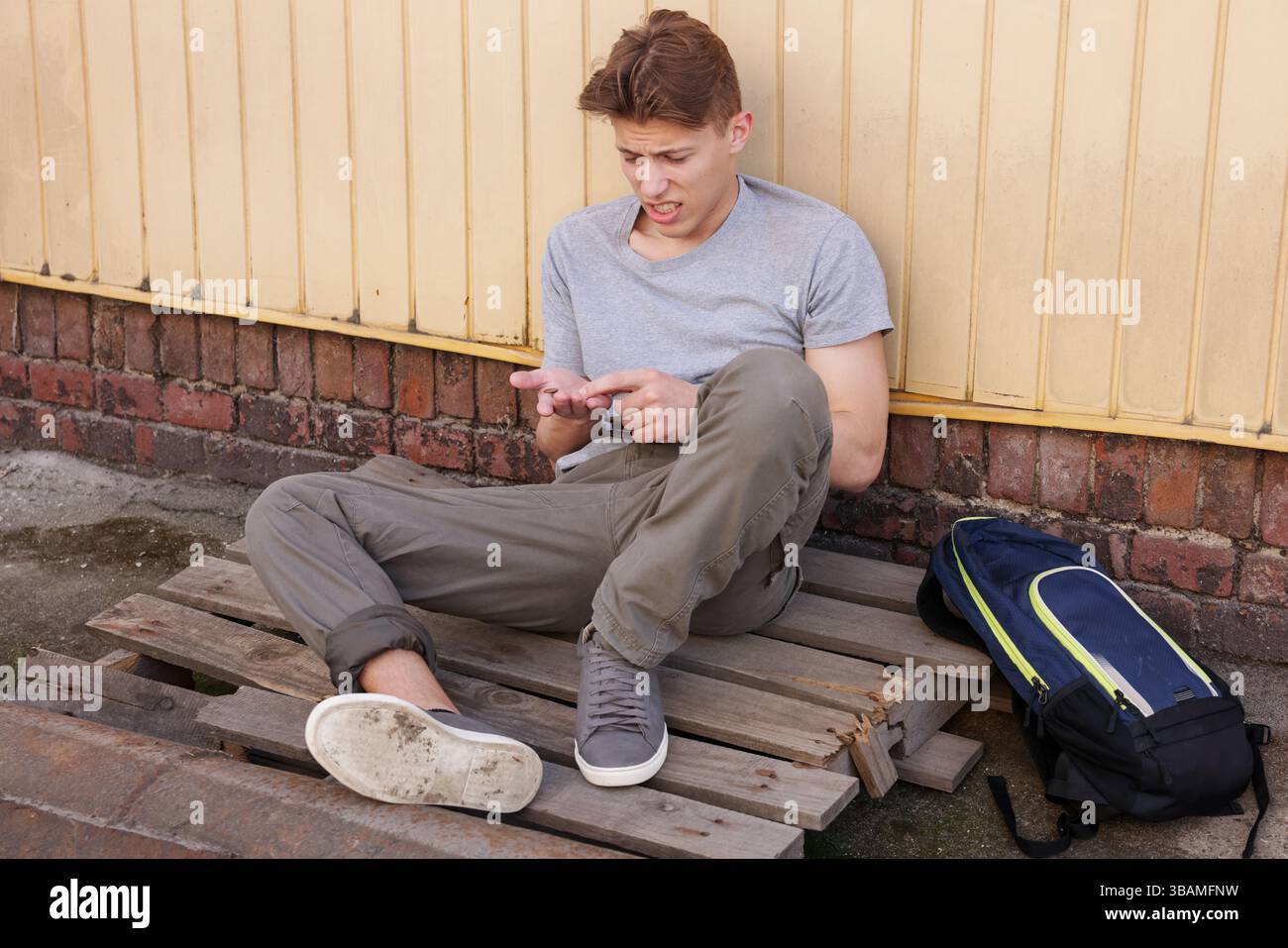 Man on city street counting hi-res stock photography and images - Alamy