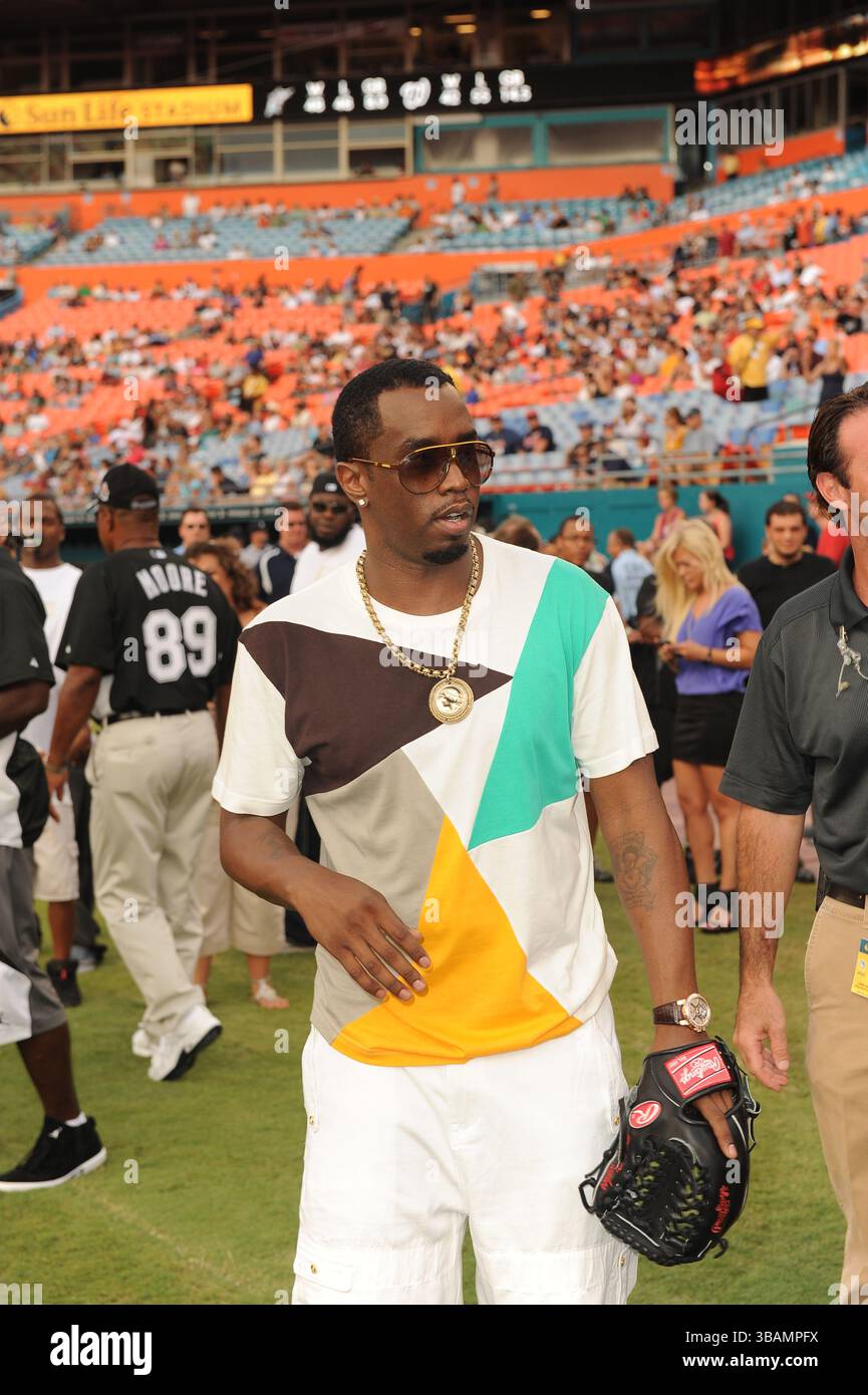 SMG Sean Diddy Combs Marlins Pitch 072410 29.JPG NEW YORK POST OUT ...