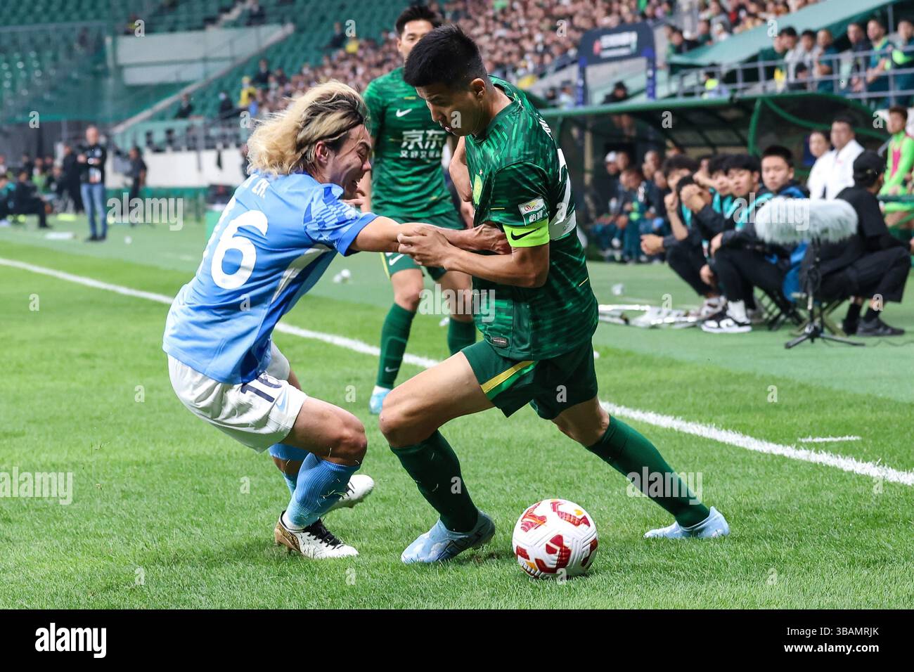 Beijing Guoan Football Club defeated Shenzhen Peng City Football Club ...