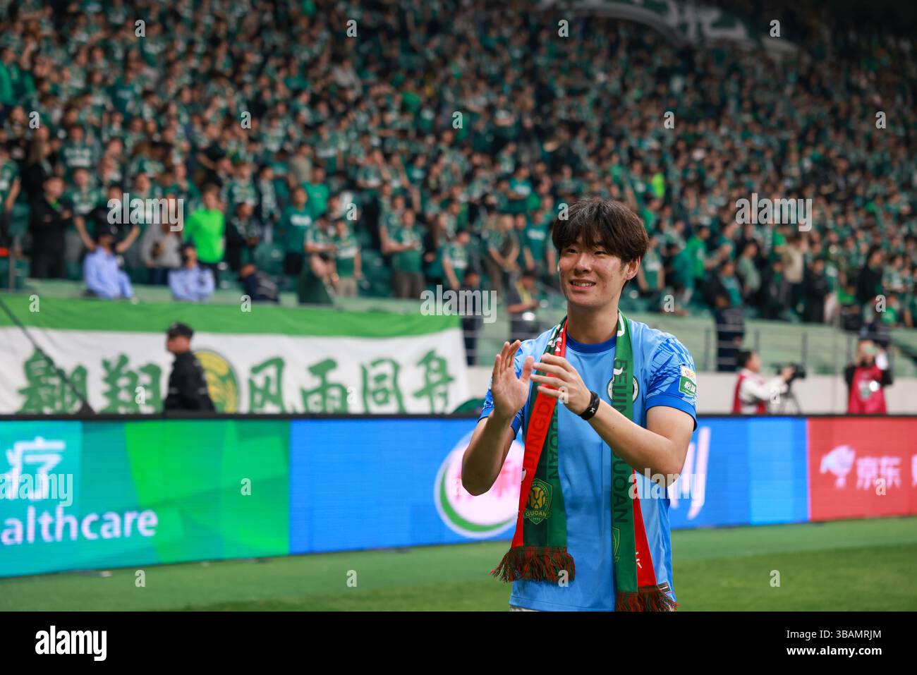 Beijing Guoan Football Club defeated Shenzhen Peng City Football Club ...