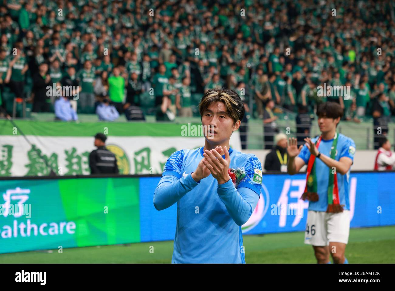 Beijing Guoan Football Club defeated Shenzhen Peng City Football Club ...