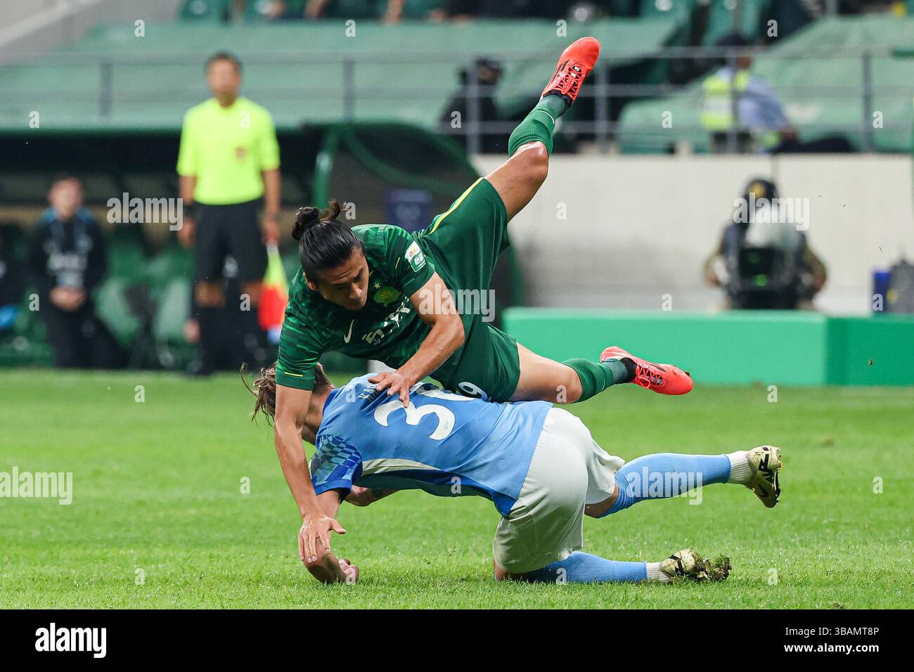 Beijing Guoan Football Club defeated Shenzhen Peng City Football Club ...