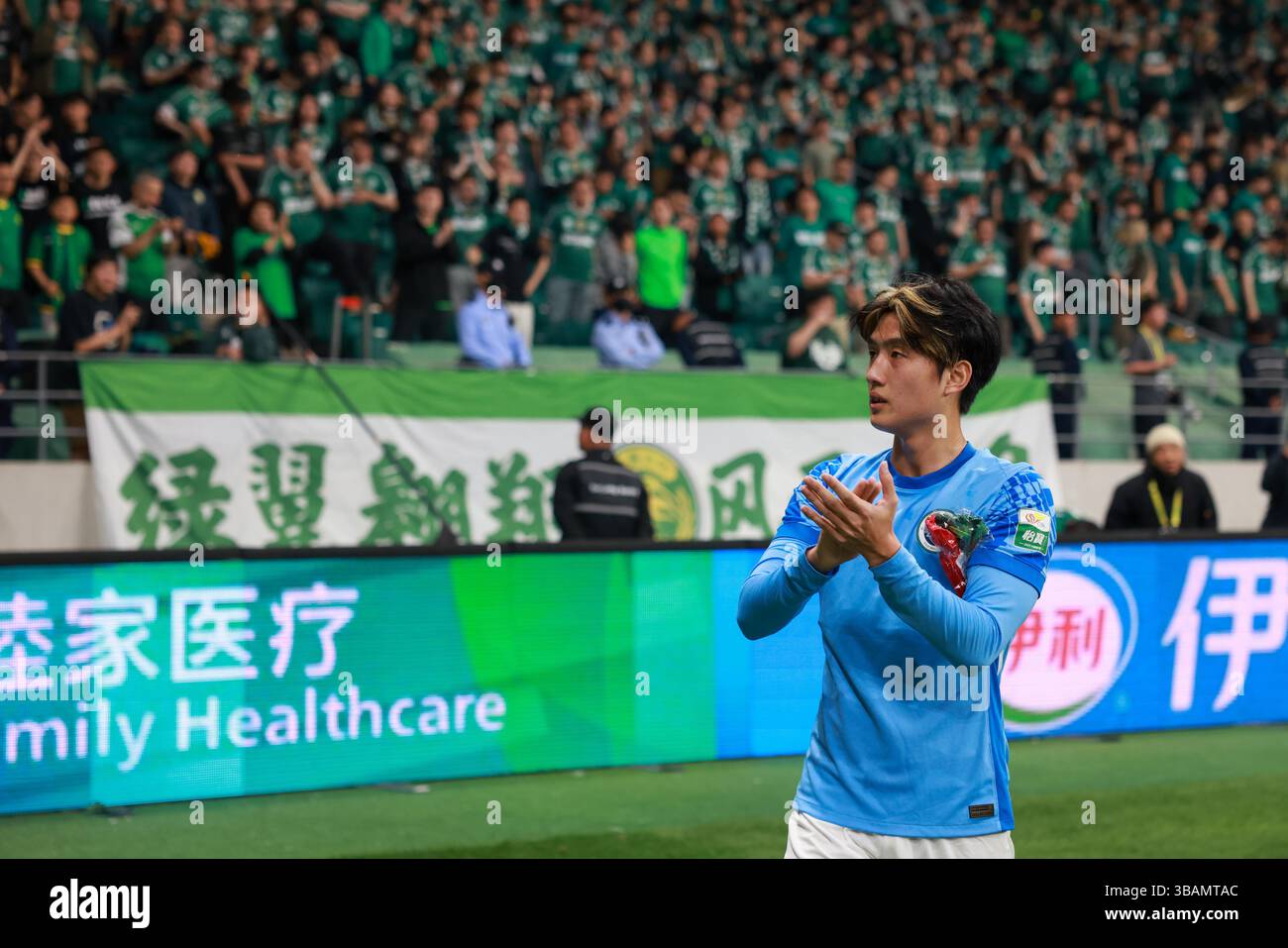 Beijing Guoan Football Club defeated Shenzhen Peng City Football Club ...