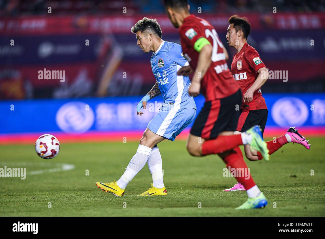 Henan Jiuzu Dukang Football Club defeated Changchun Yatai Football Club ...