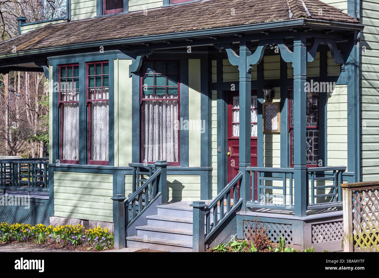 Front porch america hi-res stock photography and images - Alamy