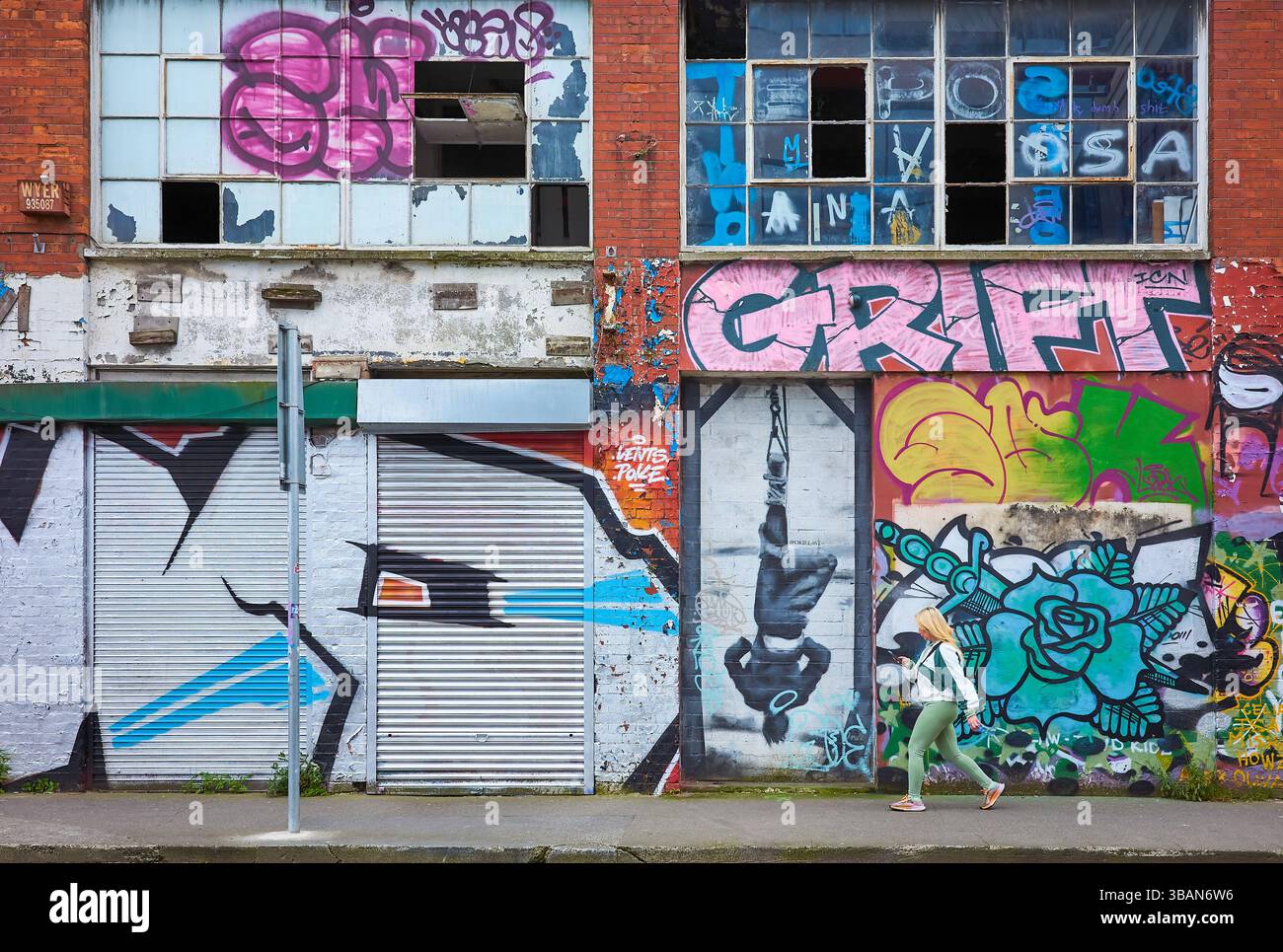 Graffiti on unused building hi-res stock photography and images - Alamy