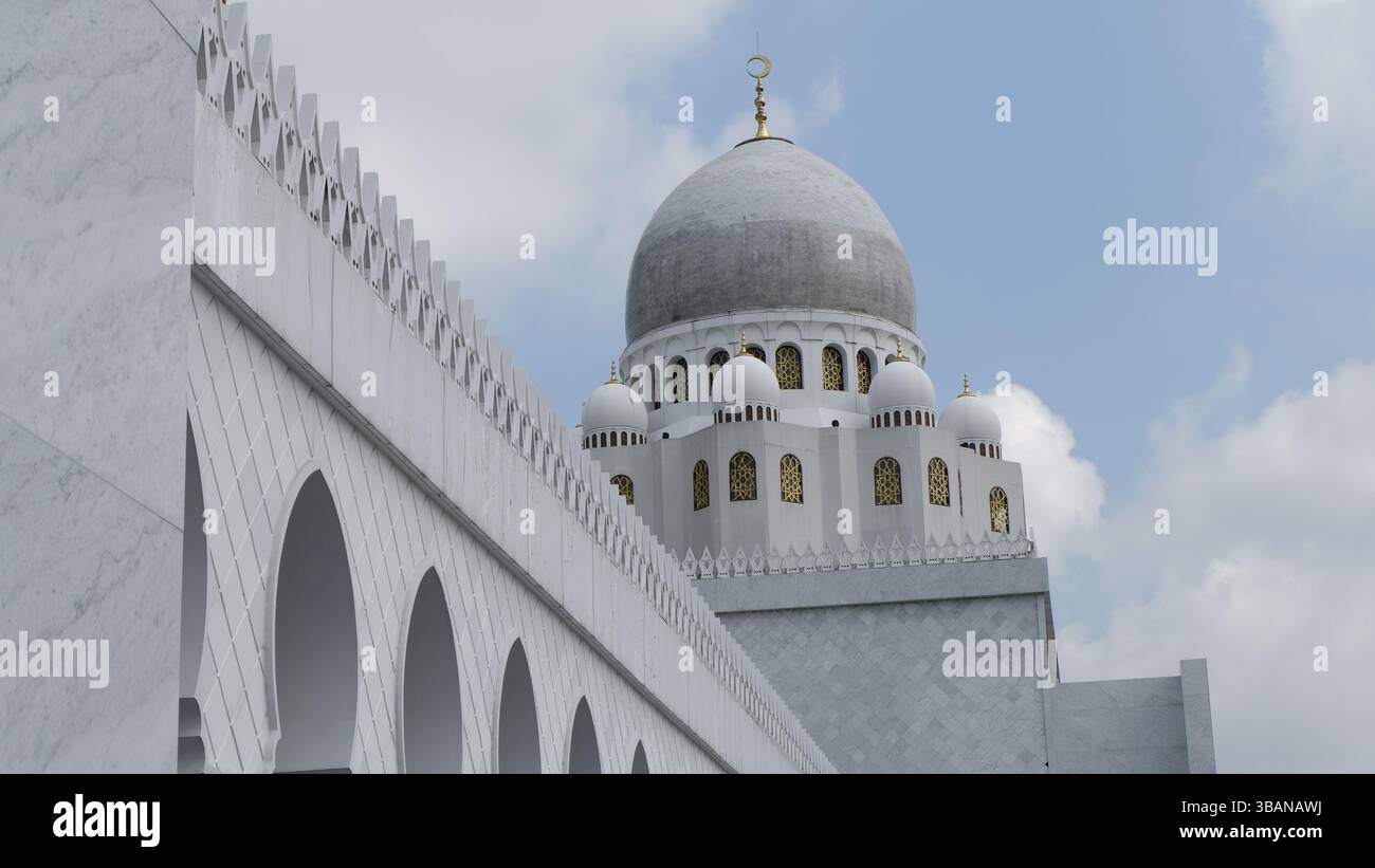 Beautiful architecture of the Sheikh Zayed Mosque Tower in the morning ...