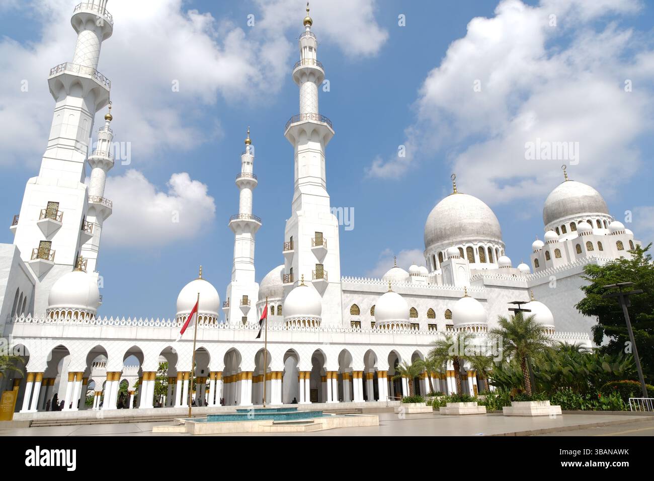 Beautiful architecture of the Sheikh Zayed Mosque Tower in the morning ...