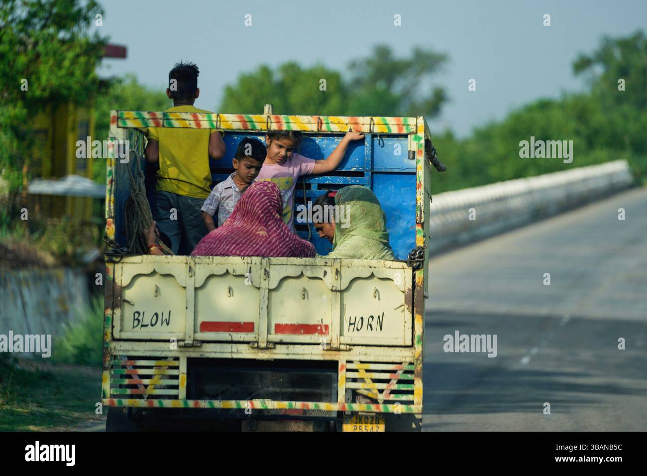 Villagers living along the Line of Control between India and Pakistan ...