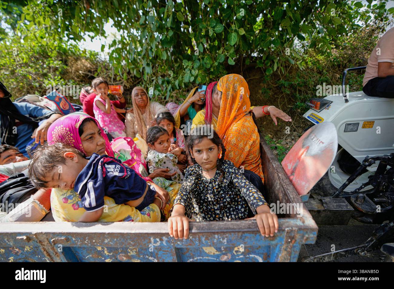 Villagers living along the Line of Control between India and Pakistan ...