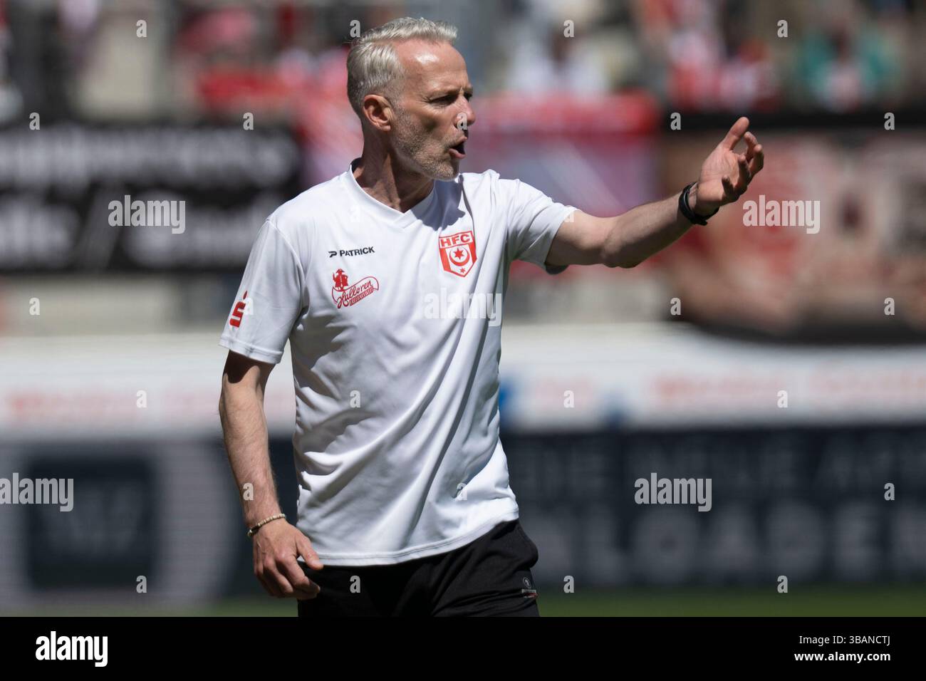 Halle, Deutschland. 11th May, 2025. Halle, Deutschland 11. Mai 2025: Regionalliga Nord/Ost ...