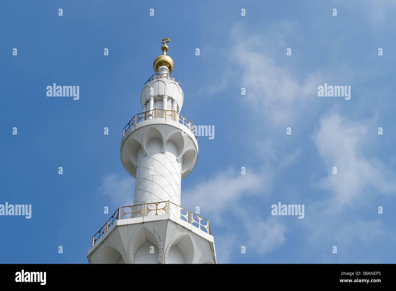 Beautiful architecture of the Sheikh Zayed Mosque Tower in the morning ...