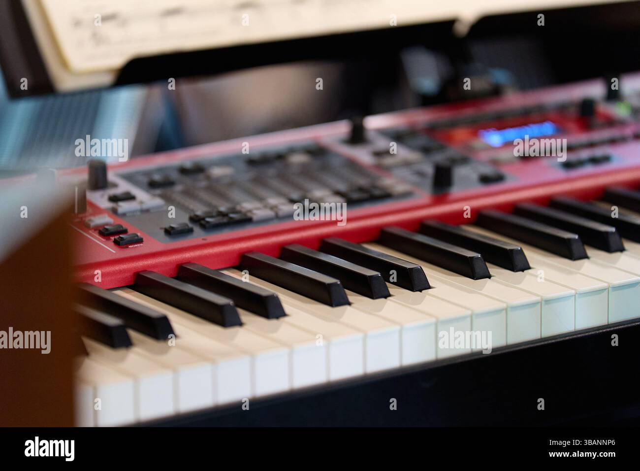 Red piano hi-res stock photography and images - Alamy