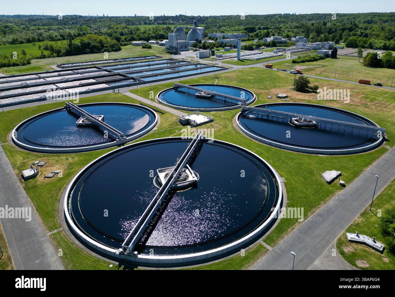 13 May 2025, Saxony-Anhalt, Halle (Saale): Wastewater is treated in the ...