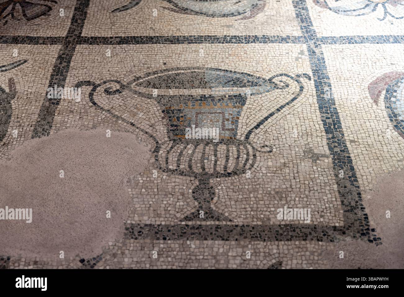 Central urn surrounded hi-res stock photography and images - Alamy